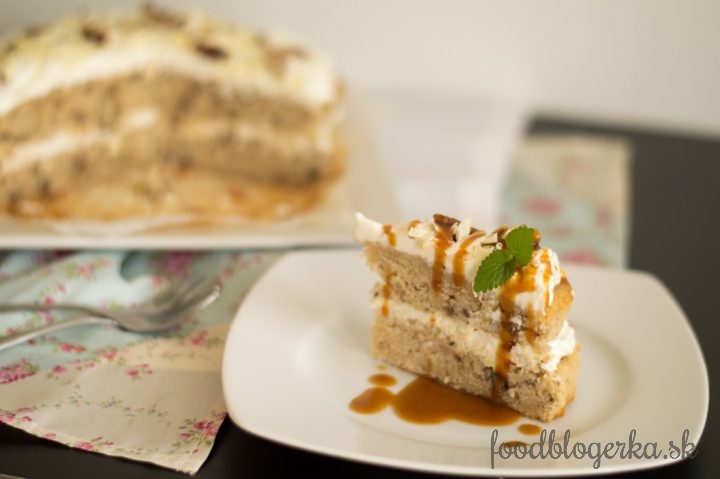 Banánová torta s pekanovými orechmi plnená tvarohovým krémom ...